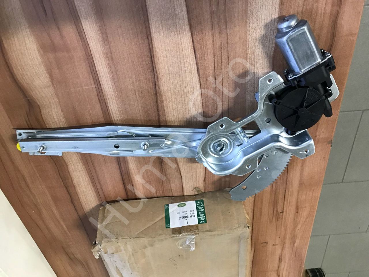 Defender sağ cam krikosu cuh000082