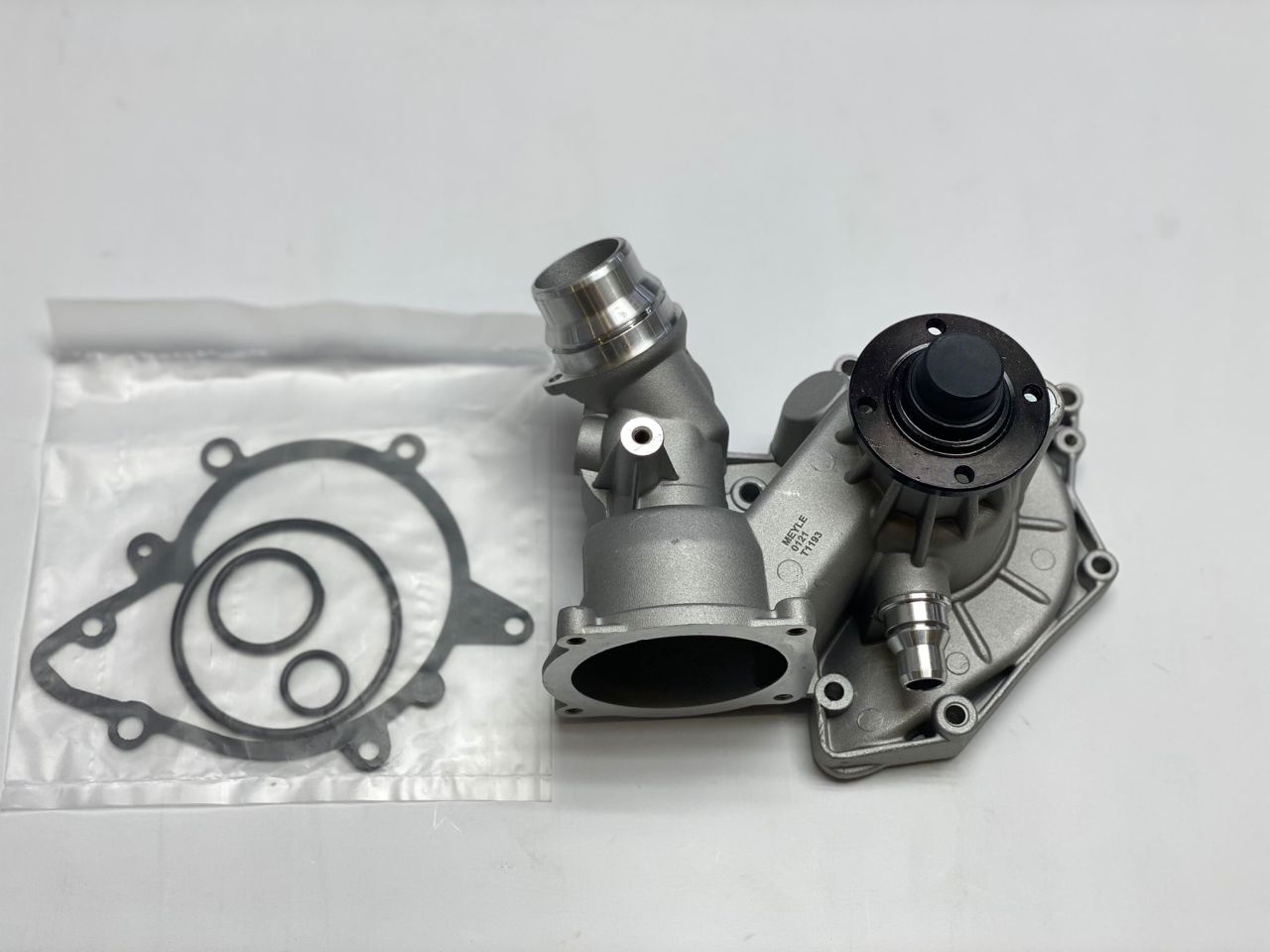 Range rover 4.4 benzinli devridaim su pompası 8510324