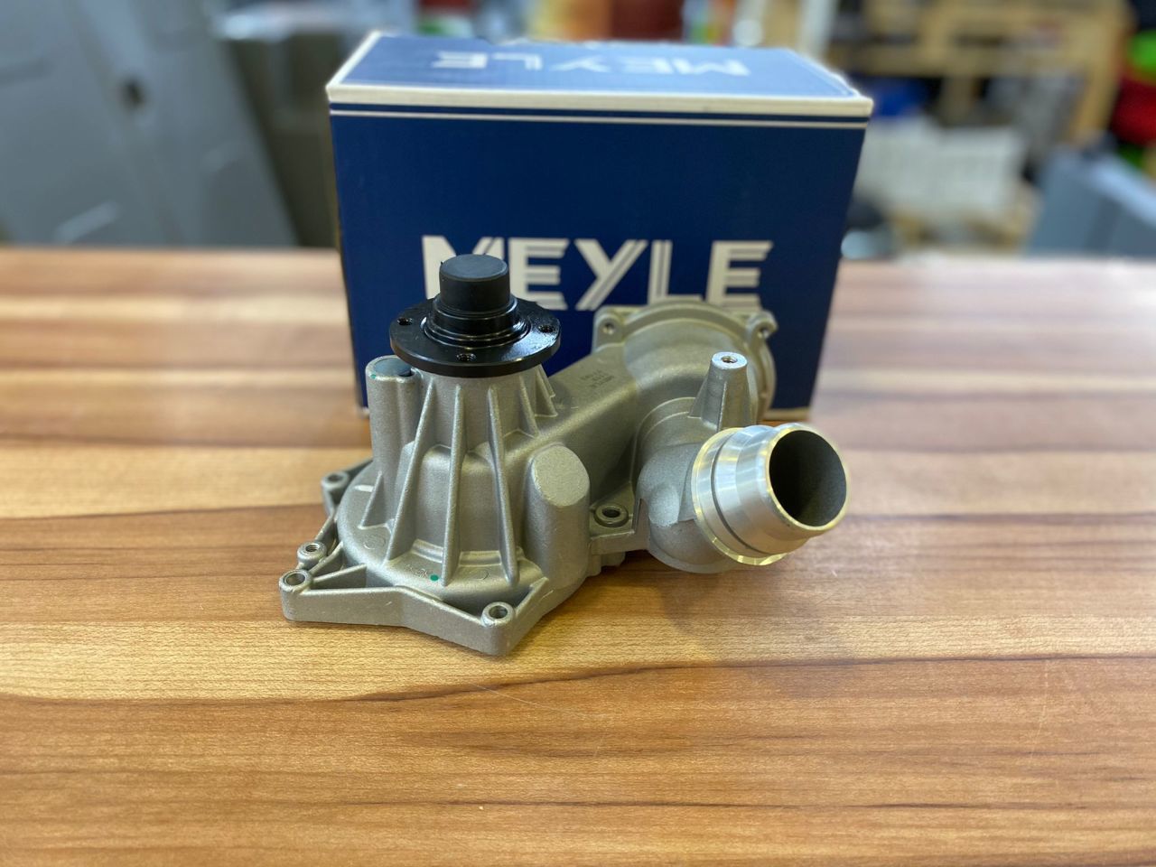 Range rover 4.4 benzinli devridaim su pompası 8510324