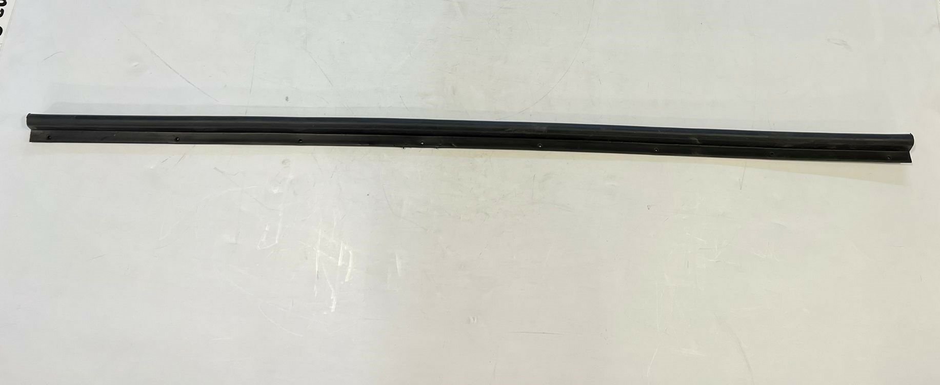 Defender ön kapı eşik keçesi mwc6130 alr6250